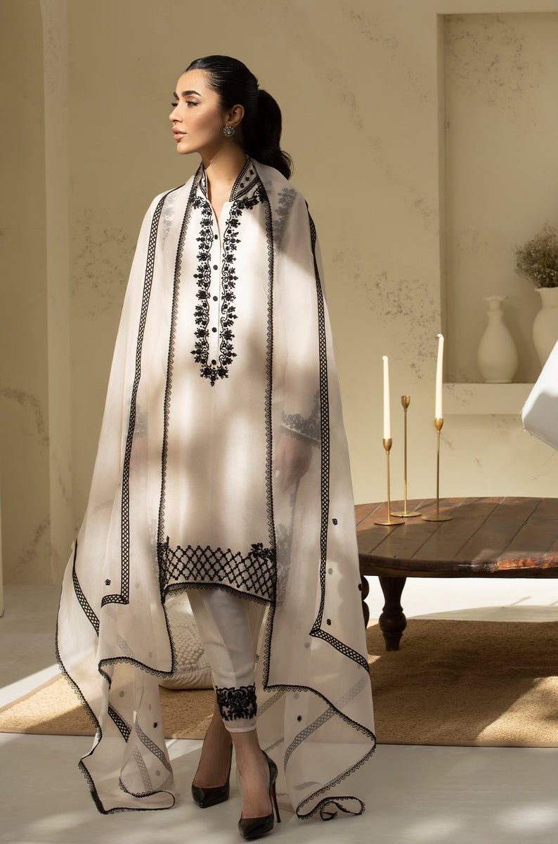 Lucky B/W – Momina Teli